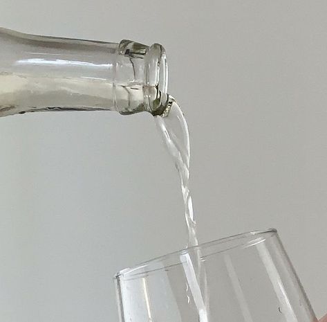 Everyday Essentials You Need In Your Bag – Glamour & Guide